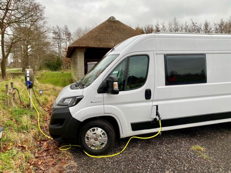 Sara en Jurrien reizen fulltime met elektrische buscamper | ACSI FreeLife